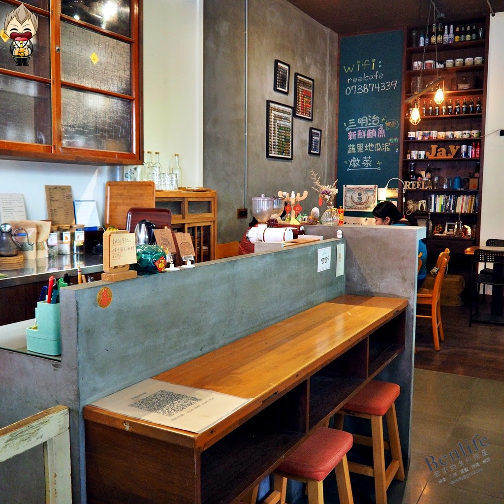 【高雄美食】Reel_木軸咖啡館 經營8年多卻低調藏身巷弄間 老屋櫥窗溫馨而舒適 一杯咖啡配個布朗尼 就能度過愜意的午後時光 | 班班美食生活圈